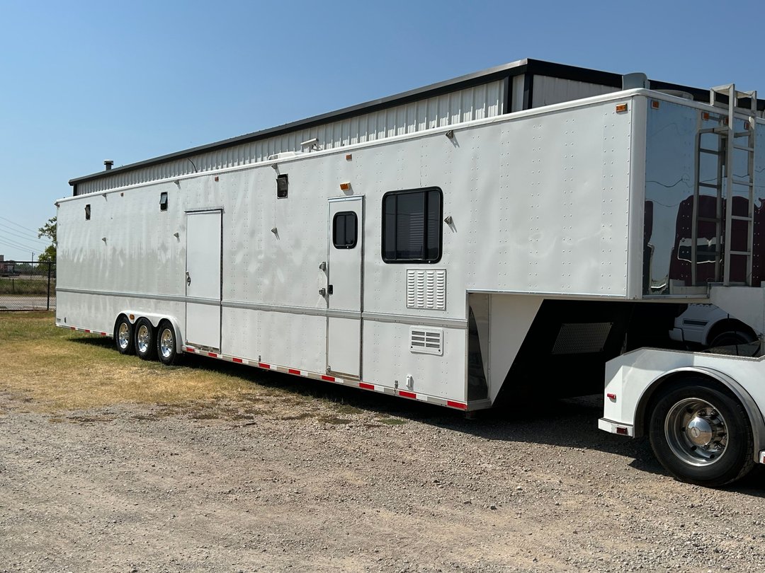 1999 Performax 50 ft. Trailer W/Living Quarters & Lift for Sale in ...