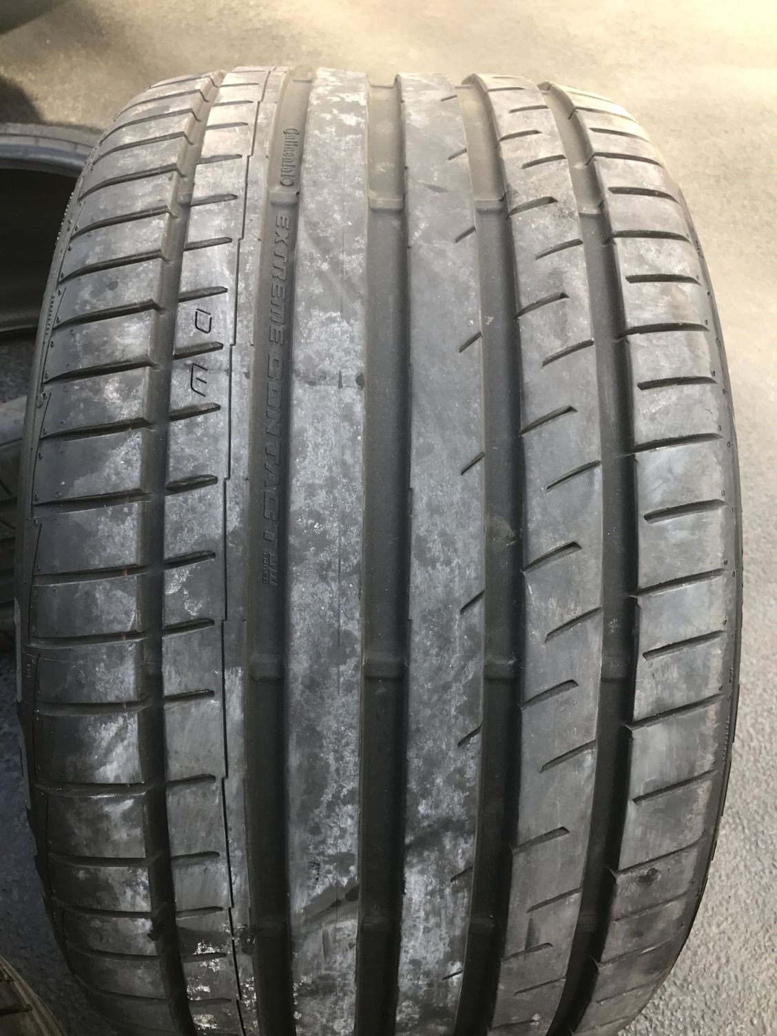Set of 4 tires Continental Extreme Contact DW 235 /35/ 19 FRONT 305 /30 ...