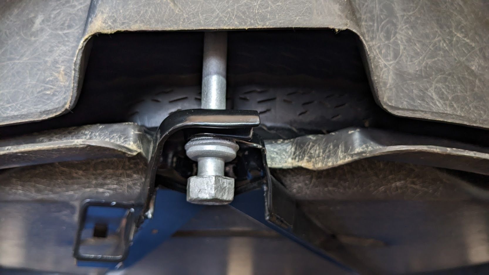 C2 Is this how the spare tire tub/assembly is supposed to look ...