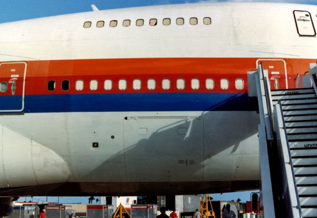 UA 767-300 N641UA structural damage after hard landing (has returned to ...