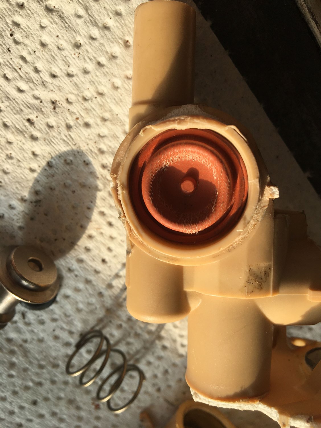 Fuel system sending unit / pump disassembled and fuel tank over flowing ...