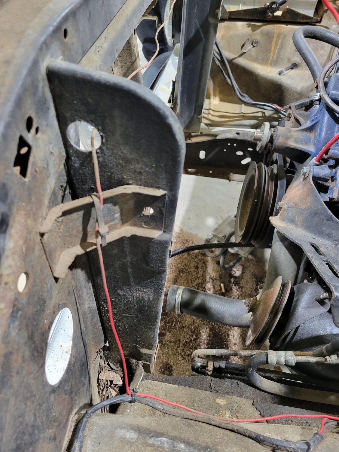 I need a radiator and too many mounting options/differences - Ford ...