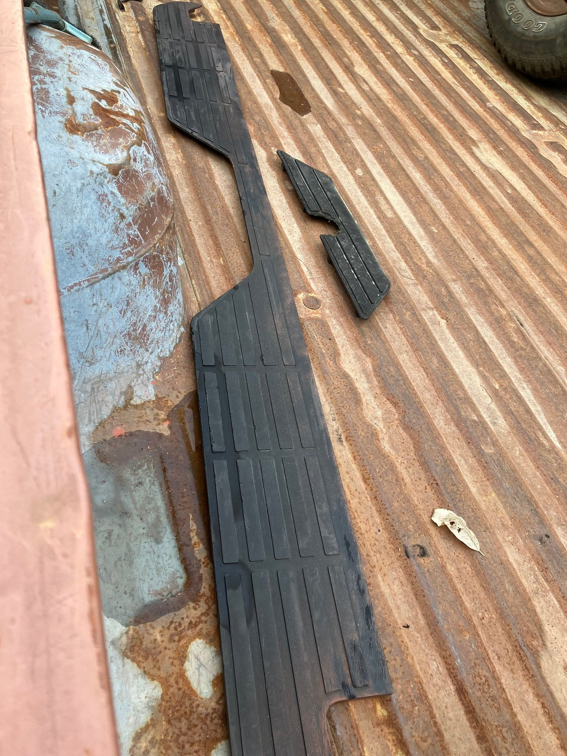 Windshield trim removal 86' F150 ? - Page 2 - Ford Truck Enthusiasts Forums